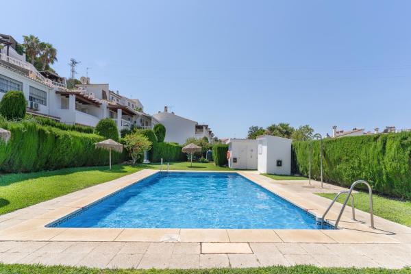Chalet Adosado Con Piscina - Rincón de la Victoria