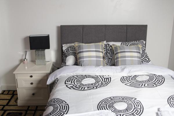 3 Bedroom House Sleeps 9 - Garden - Pets Welcome - Manchester