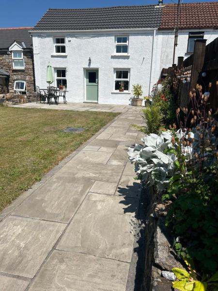 Owl Cottage - Sleeps 5 Near Brecon Beacons, Zip World, Bike Park Wales - South Wales