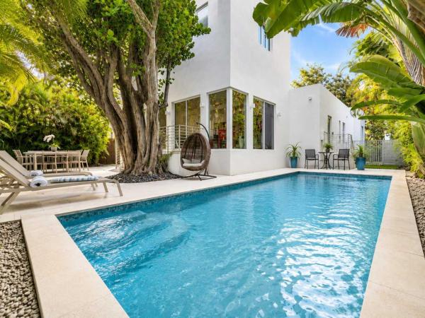 Pop Art Paradise Coconut Grove Pool Villa - Miami, FL