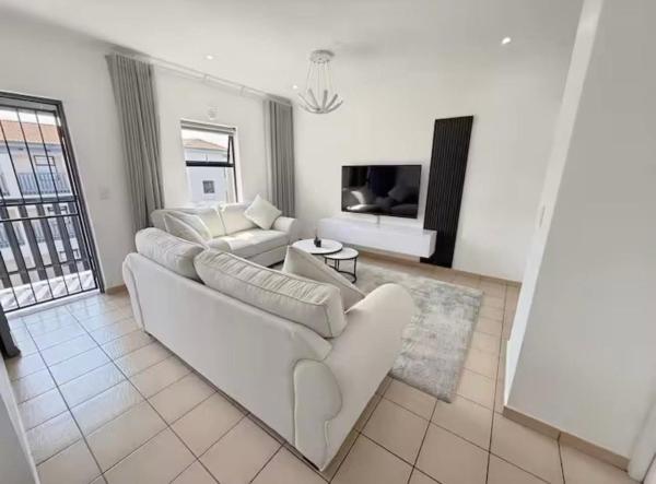 Secure & Stylish Farefield Escape In Parklands - Parklands