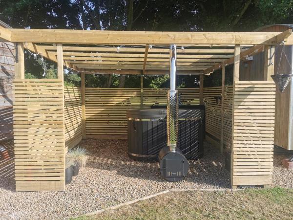Foxes Den - Shepherds Hut With Wood Fired Hot Tub 1 Bedroomed - Lincolnshire