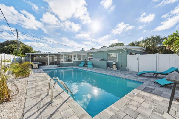 Saint Petersburg Escape Private Pool 5 Minutes To The Beach - St. Pete Beach, FL