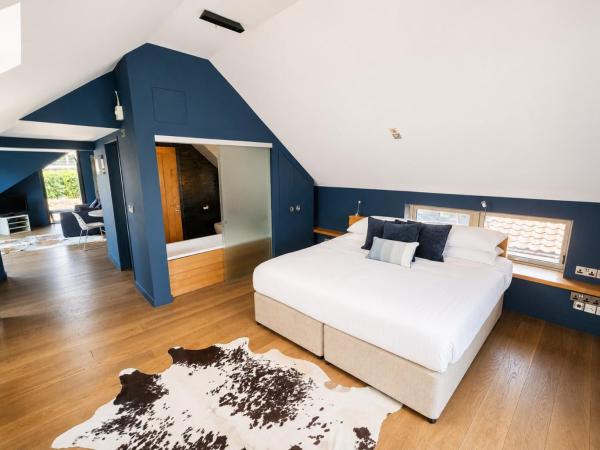 Print Room 2 - Stylish Loft Apartment With Private Balcony - Oxburgh Estate