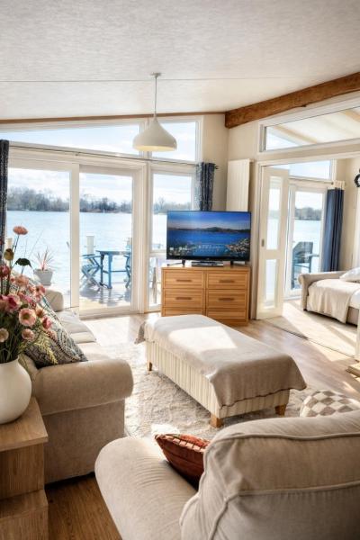 Lodge Beautiful Lake View & Sleeps 6, 3 Bedroom, 2 Bathroom - Chichester
