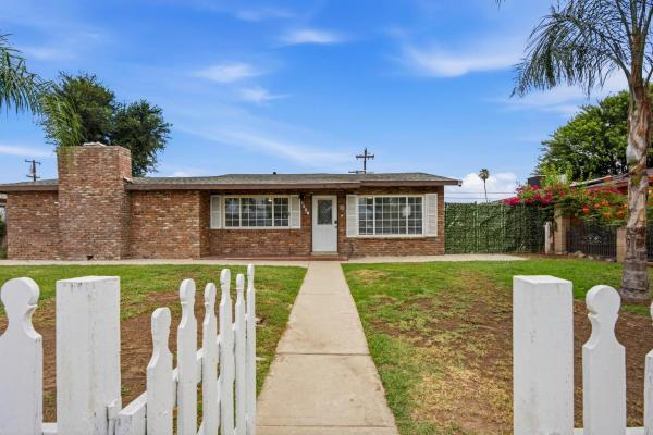 Modern Family Home With Private Pool Sleeps 6 - Bakersfield, CA