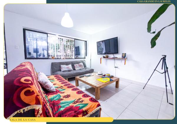 Amplia Casa En Laureles, Zona Residencial Y Tranquila - Medellín