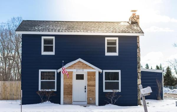 Torch Lake Luxe 3br W Hot Tub Fire Pit - Torch Lake, MI