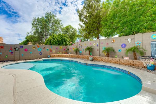 1 Mi To Surprise Stadium! Home W/ Patio & Hot Tub - Wildlife World Zoo, Aquarium & Safari Park