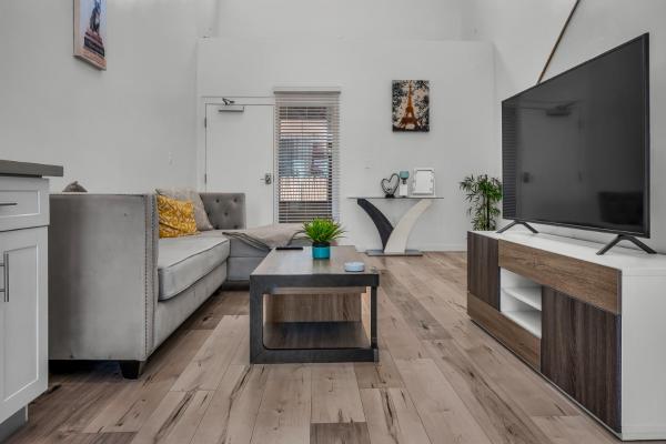 Spacious 1br Loft Near Downtown La Free Parking & Balcony - Koreatown - Los Angeles
