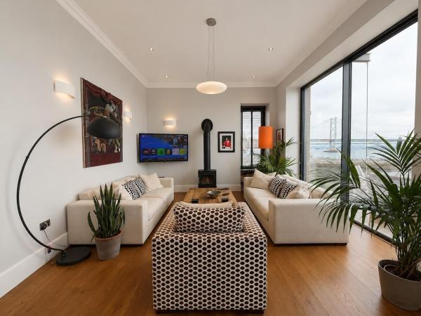 Iconic Beachfront Appt - 3 Bed On High The Street - Queensferry