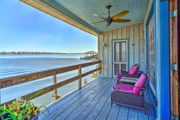 River Waterfront Retreat W/ Dock & Fire Pit - Livonia, LA
