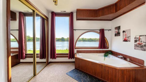 Riverfront 2 Bdrm Jacuzzi Cabin With Sunset Balcony - Saint Joseph, MO