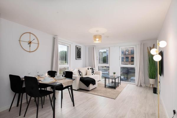 Dockside Luxury Escape, Sleeps 8 With Free Parking - England