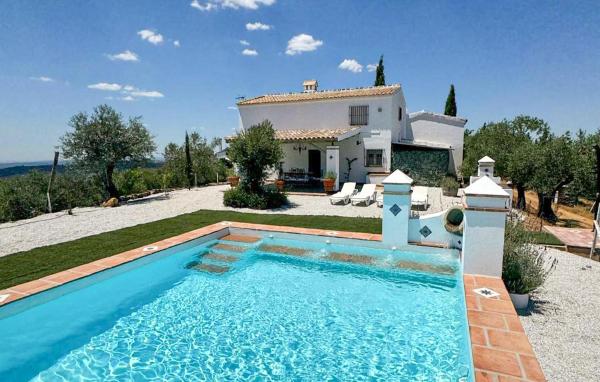 4 Bedroom Awesome Home In Constantina - Constantina