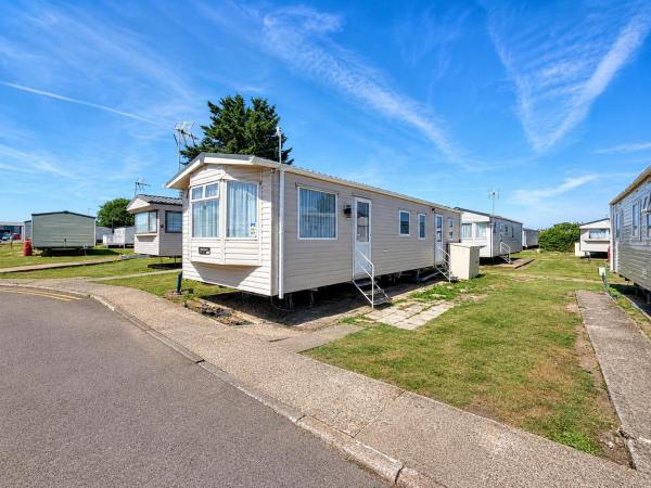 Brilliant 8 Berth Caravan For Hire At Seawick Holiday Park, Essex Ref 27057sw - Mersea Island