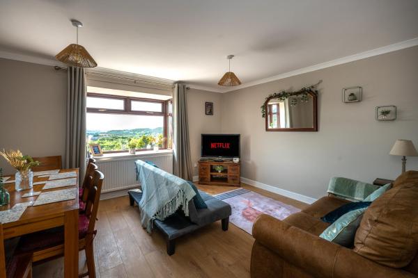 Cosy 2 Bed Home With Parking - Skewen - Close To M4 - By Ekliving Partners Short Lets & Serviced Accommodation - Port Talbot