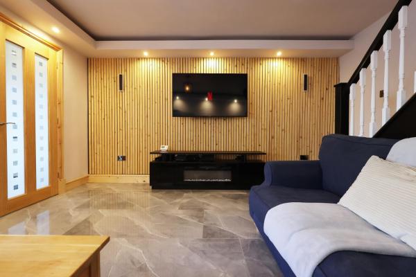 Spacious 3 Bed Home With Free Parking | Sleeps 5 | Swansea - Swansea, UK