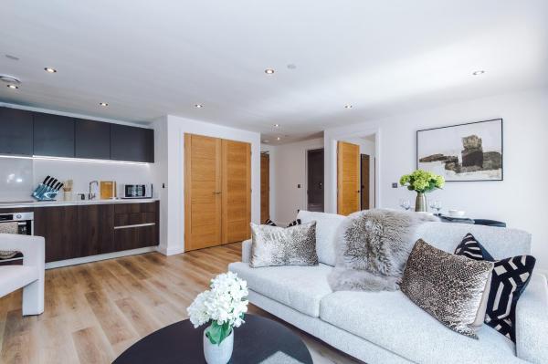 Luxury 2 Bed Penthouse - Balcony - Free Parking - Leeds