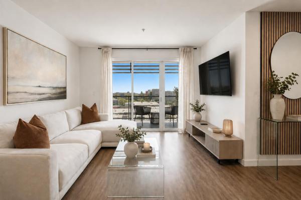 Bright Santa Monica 2-bed Oasis With Pool, Gym & Views - Santa Monica, CA