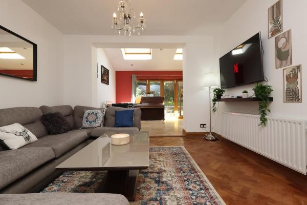 Modern 4 Bedroom Home With Jacuzzi & Driveway Free Parking - Cardiff