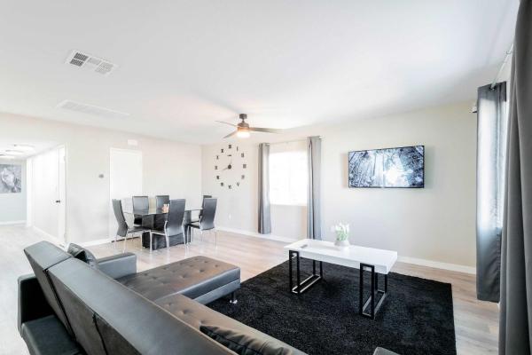 Modern Home Near Strip! Sleeps 8! - Las Vegas, NV