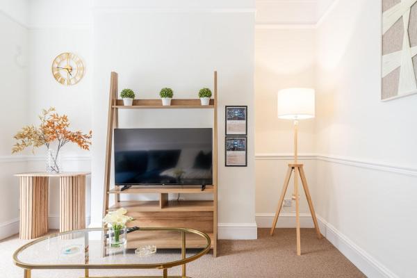 3br Home With Games Room Salford Sleeps 7 - Manchester