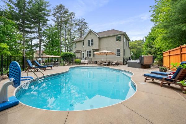 Saratoga Track Pool Hot Tub Fire Pit Game Room - Greenwich, NY