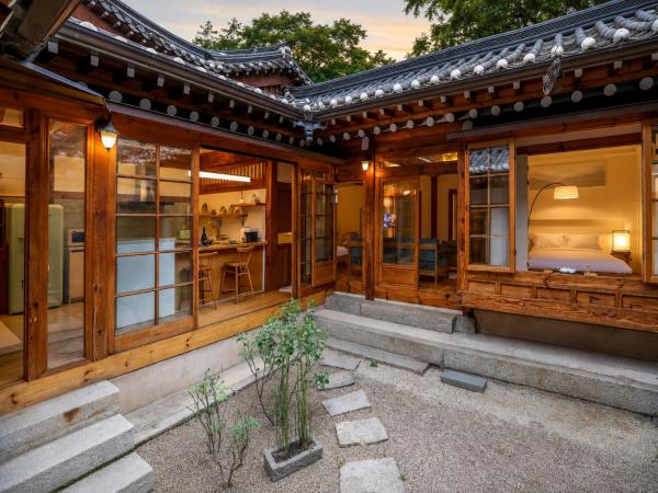 Private Hanok In Bukchon, Seoul, 7 People, 3 Bedrooms, 2 Bathrooms, 6 Min Walk From Anguk Station Exit 2 - Seoul