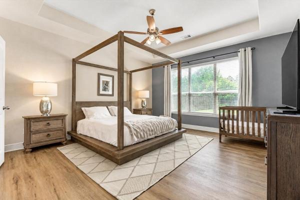 The Woodlands 4br 3ba One Story Retreat W Dual Shower, Ev Friendly, Baby Crib, And Grill - Tomball, TX