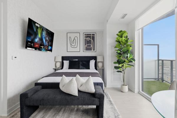 Modern Escape With Panoramic Views - Mississauga