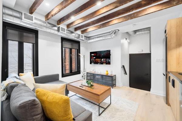 Charming Parkdale Apt Private Patio Sleeps 4 - Toronto
