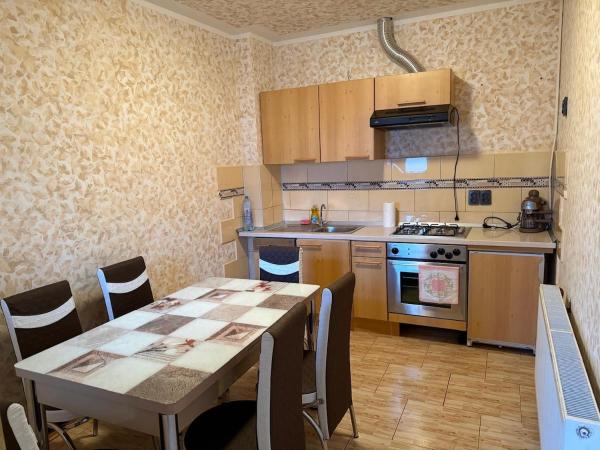 Apartament Cu 2 Camere Cu Băi Private Bucatarie Comună - Mehadia
