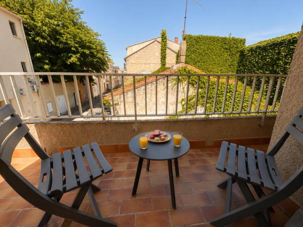 P2 Climatisé Avec Terrasse Et Garage Plein Centre - Aigues-Mortes