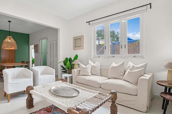 Private Beachside Villa - 24 Guests & Pool - San Juan