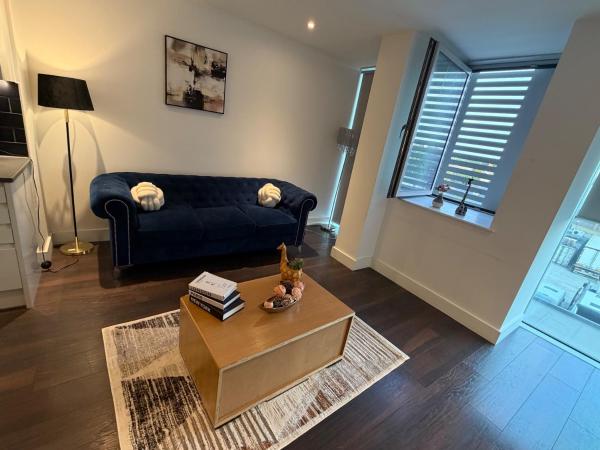 London Bliss Apartment - Cozy Stay With City Views - Brentford