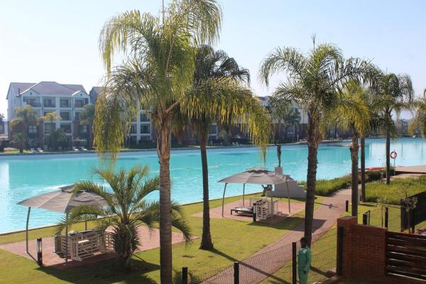First Gen Lagoon Facing Luxury Apartment - Pretoria (South Africa)
