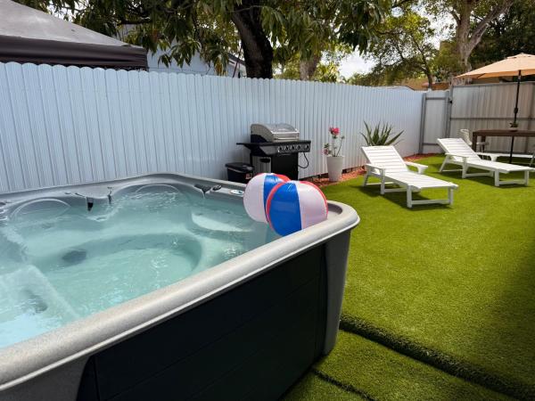 Luxury 5br 5ba Home With Heated Jacuzzi Near Brickell - Miami, FL