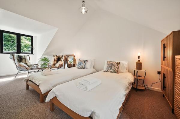 Boutique Cottage With Creek Views & Parking - Dartmouth