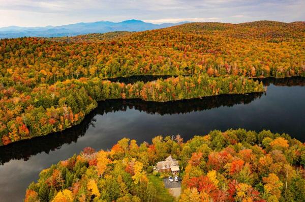 Secluded 3-bedroom Log Home That Borders Vt State Park - Vermont