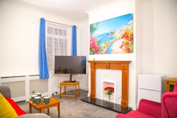 Lucky Home 7 - Near Bae, Docks, Lakes, Beach - Ideal For Trade And Families - 2 Bedrooms - One Double Bed In Each Bedroom - Max 4 Guests - Barrow-in-Furness