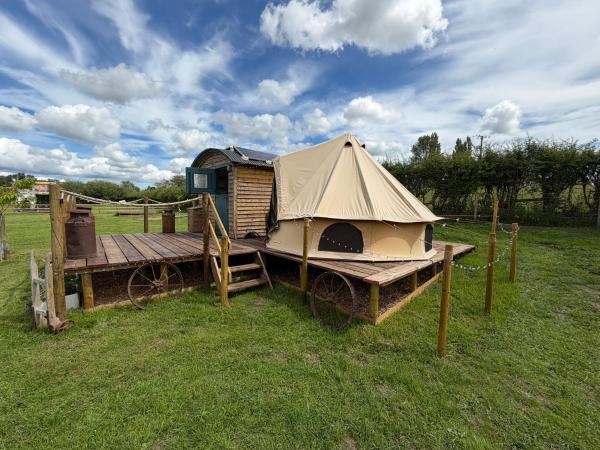 Springfield Riverside Camping And Glamping Historic Army Trucks & Shepherds Hut - Shrewsbury