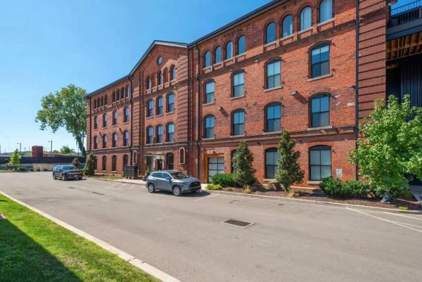 Luxury 2br Midtown Condo Near Broadway & Pool - ANU, Nashville