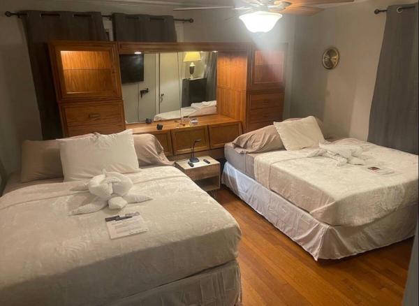 Retro Ranchhouse Main Bedroom In Shared Home - North Carolina