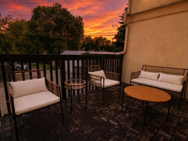 Chic Central 4bdrm Home-king Bed-airhockey-mins Dt - Edmonton