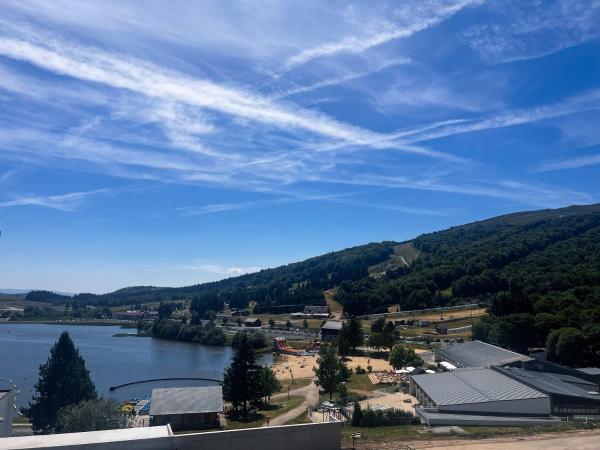 Superbe T2 Cabine Avec Terrasse Et Parking à Super Besse - Lac Chambon