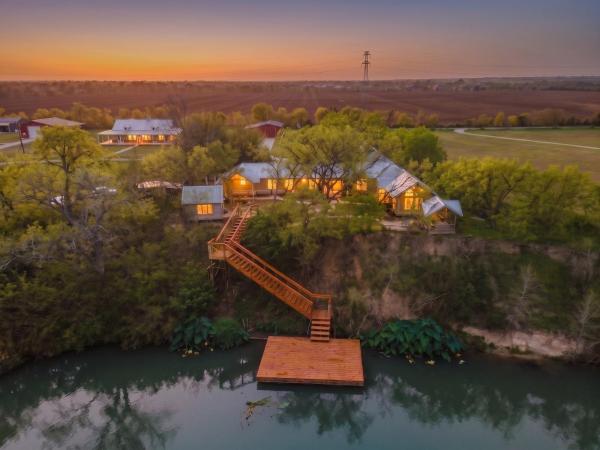 Riverfront Estate - Pool, Hot Tub - Sleeps 24 - San Marcos, TX
