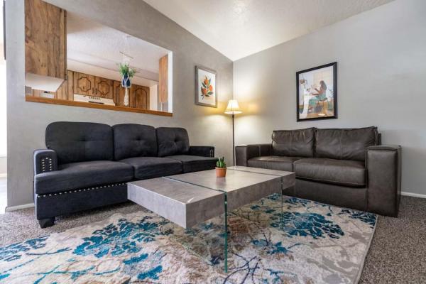 Spacious Pet Friendly Retreat - West Jordan