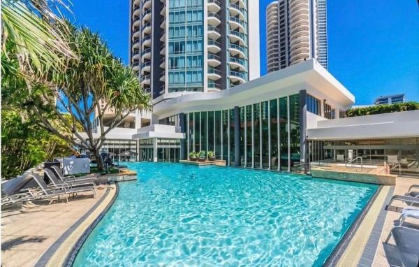 Stunning City View Beachfront Apartment - Gold Coast