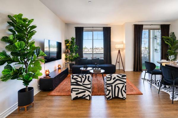 Oaks Valley Retreat With 2 Balconies, Gym, Parking & Laundry 215 - Los Angeles, CA